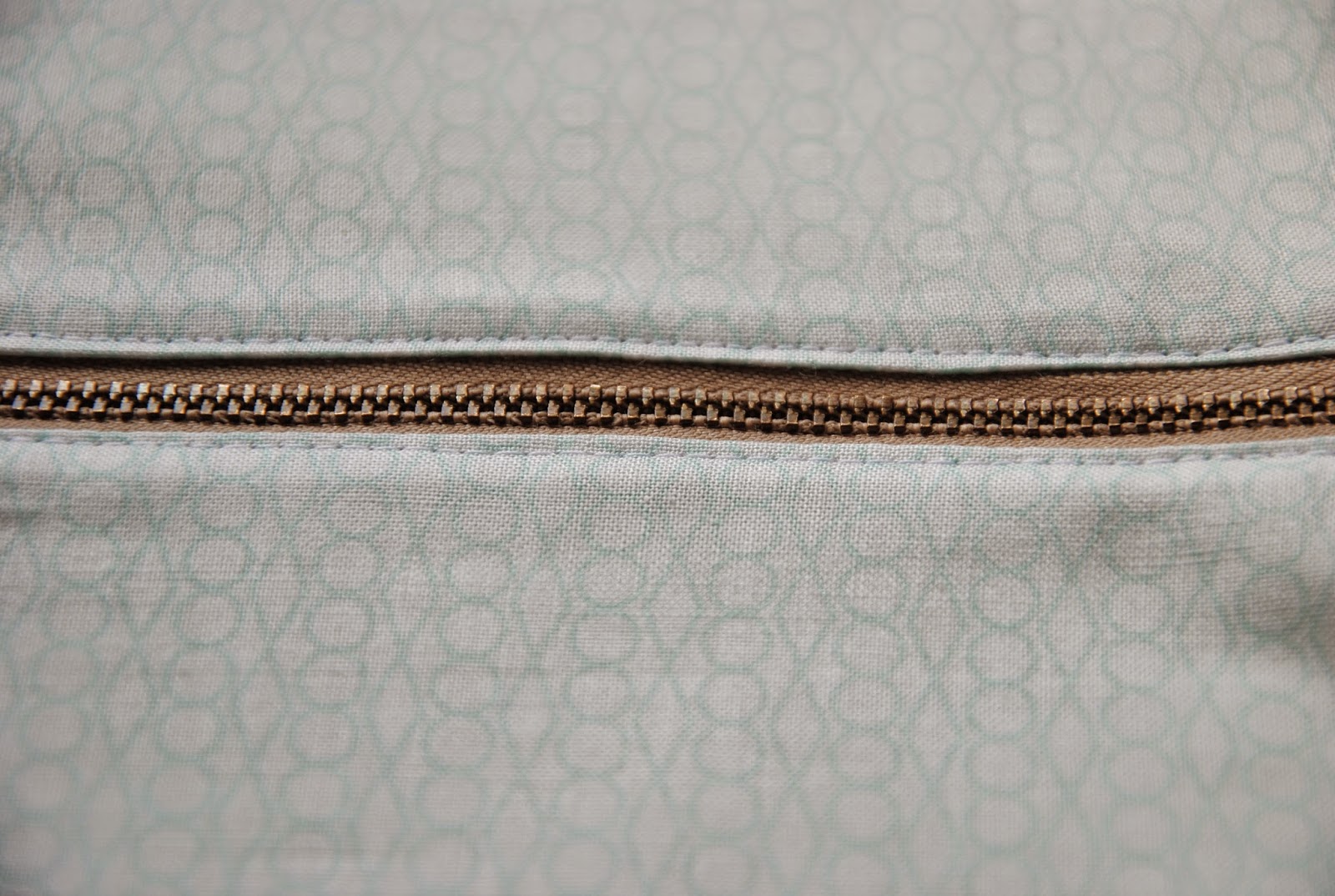 1/4" mark: Tutorial: how to instal metal zipper