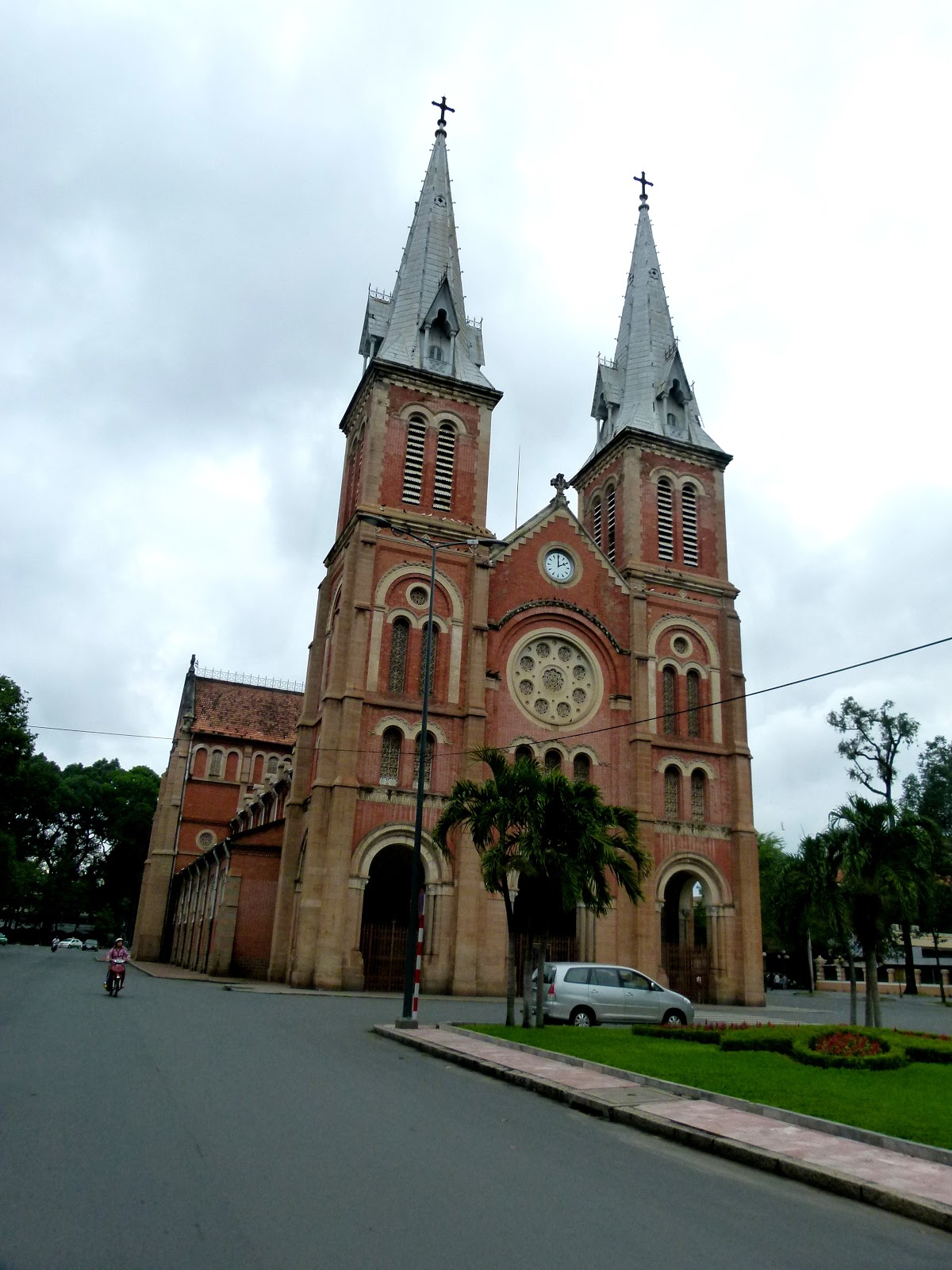 SAIGON NOTRE DAME CATHEDRAL - Lakwatserong Tsinelas
