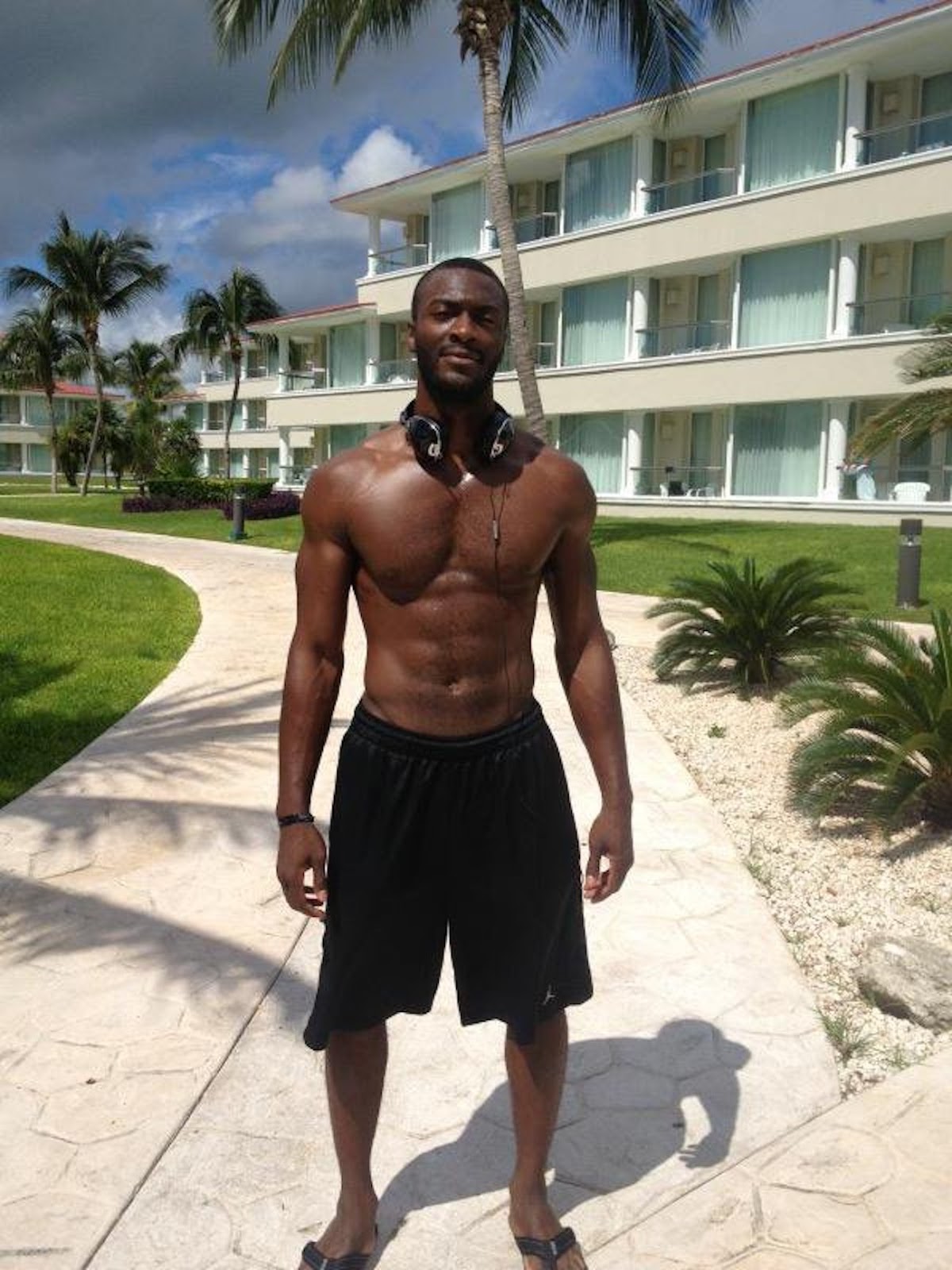 my new plaid pants: Good Morning, Gratuitous Aldis Hodge