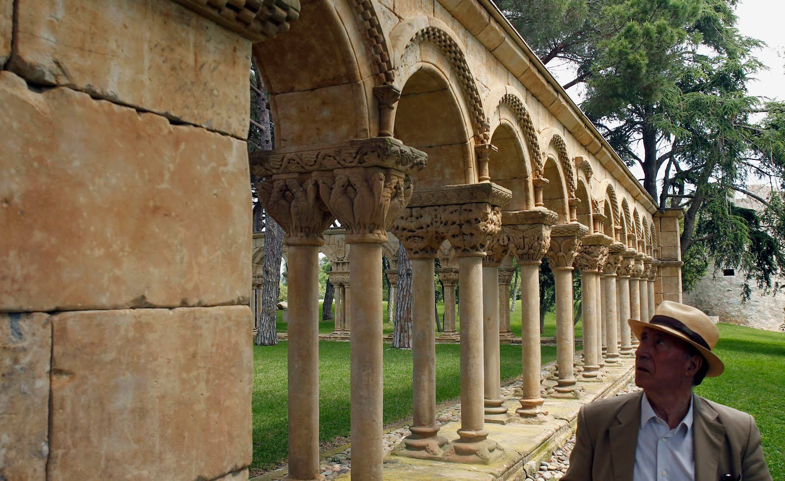 SOL Y MOSCAS: EL MISTERIO DEL CLAUSTRO DE PALAMÓS