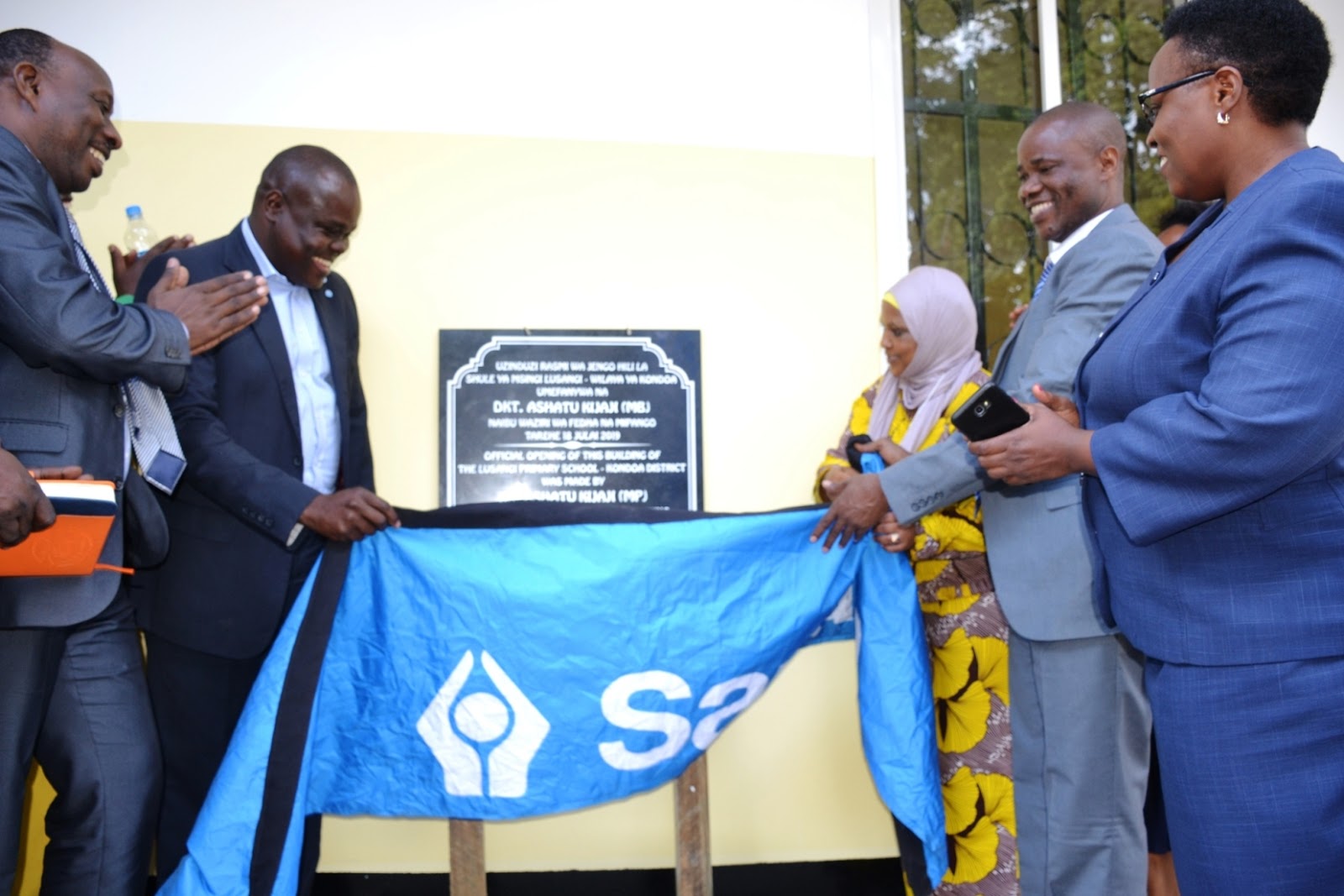 Sanlam yakabidhi madarasa na ofisi za walimu Kondoa ~ Brazuka Kibenki