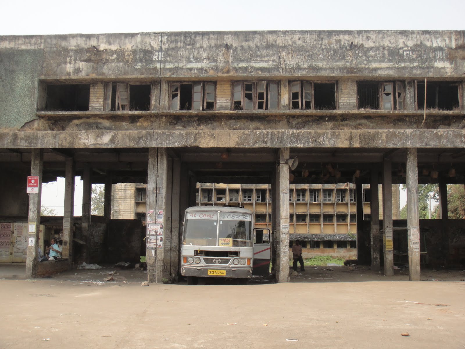 Articles for a Cause: SAMBALPUR GOVERNMENT BUS STAND WEARING A FORNLON LOOK