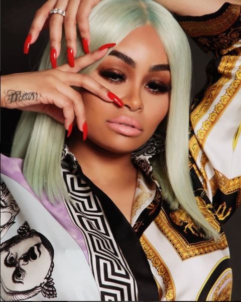 Blac Chyna clignote ses courbes dans la robe chemise Versace (Photos)