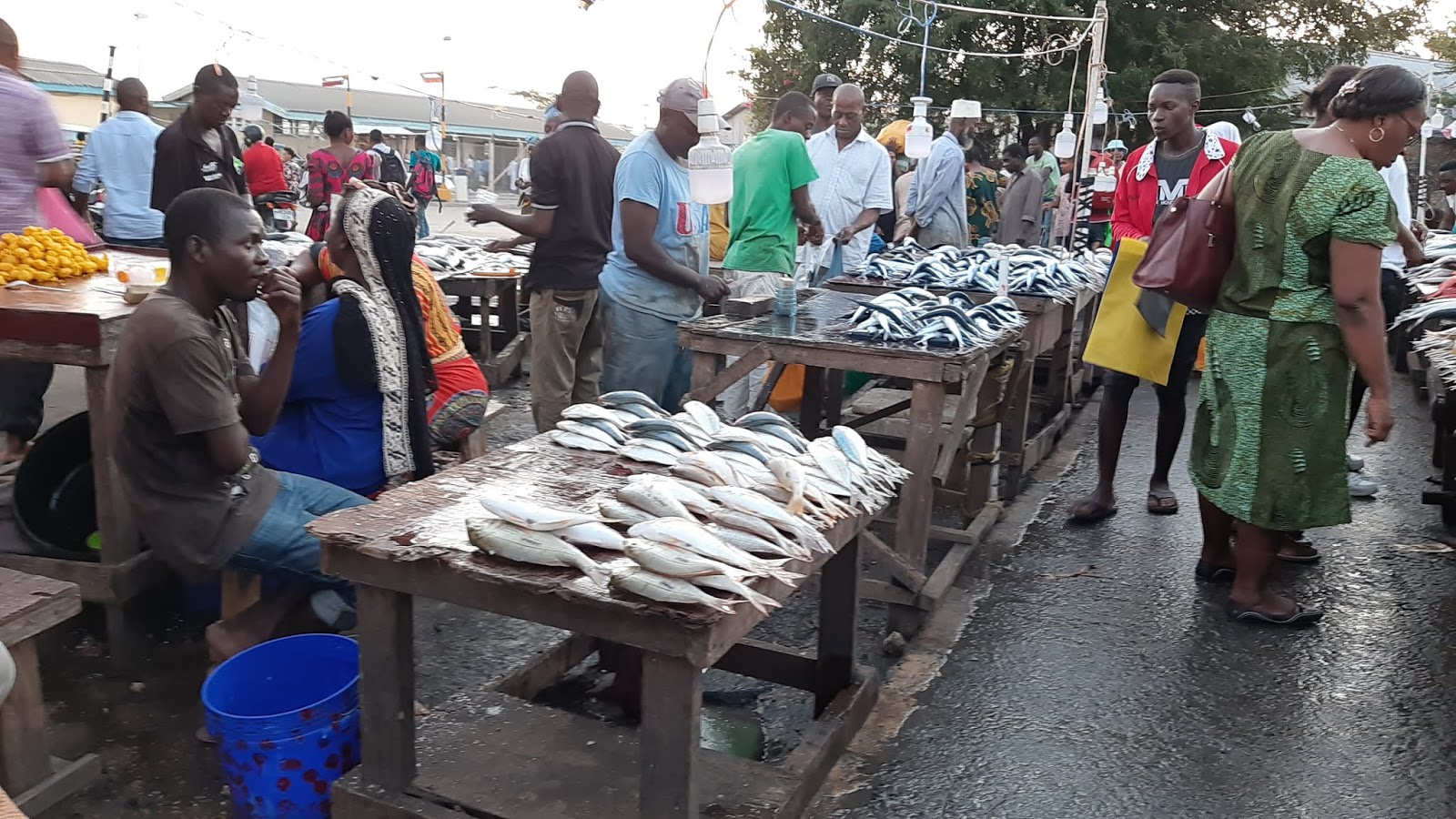 biashara ya samaki soko la feri jijini dar leo - MICHUZI BLOG