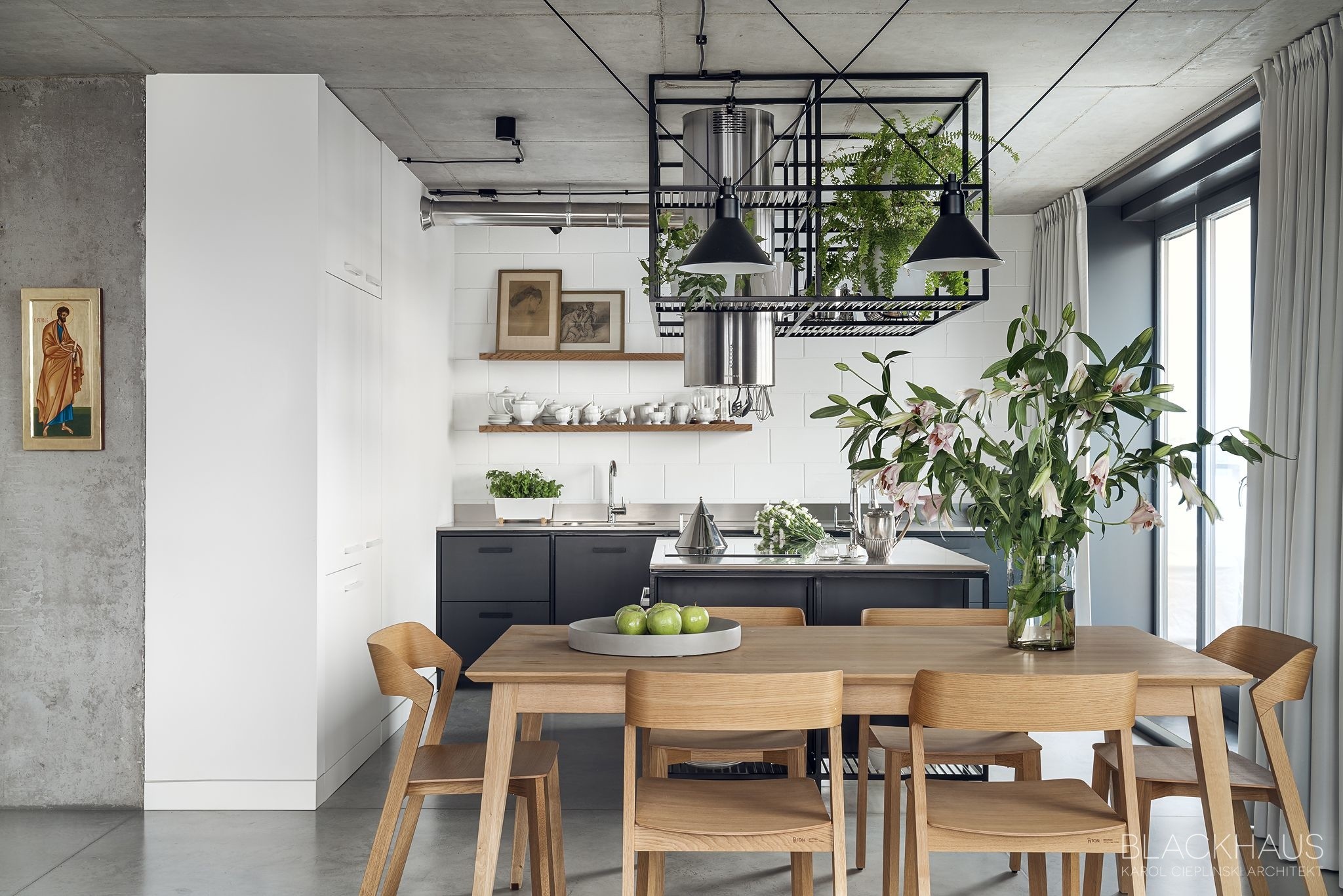 Contemporâneo com móveis de design clássico