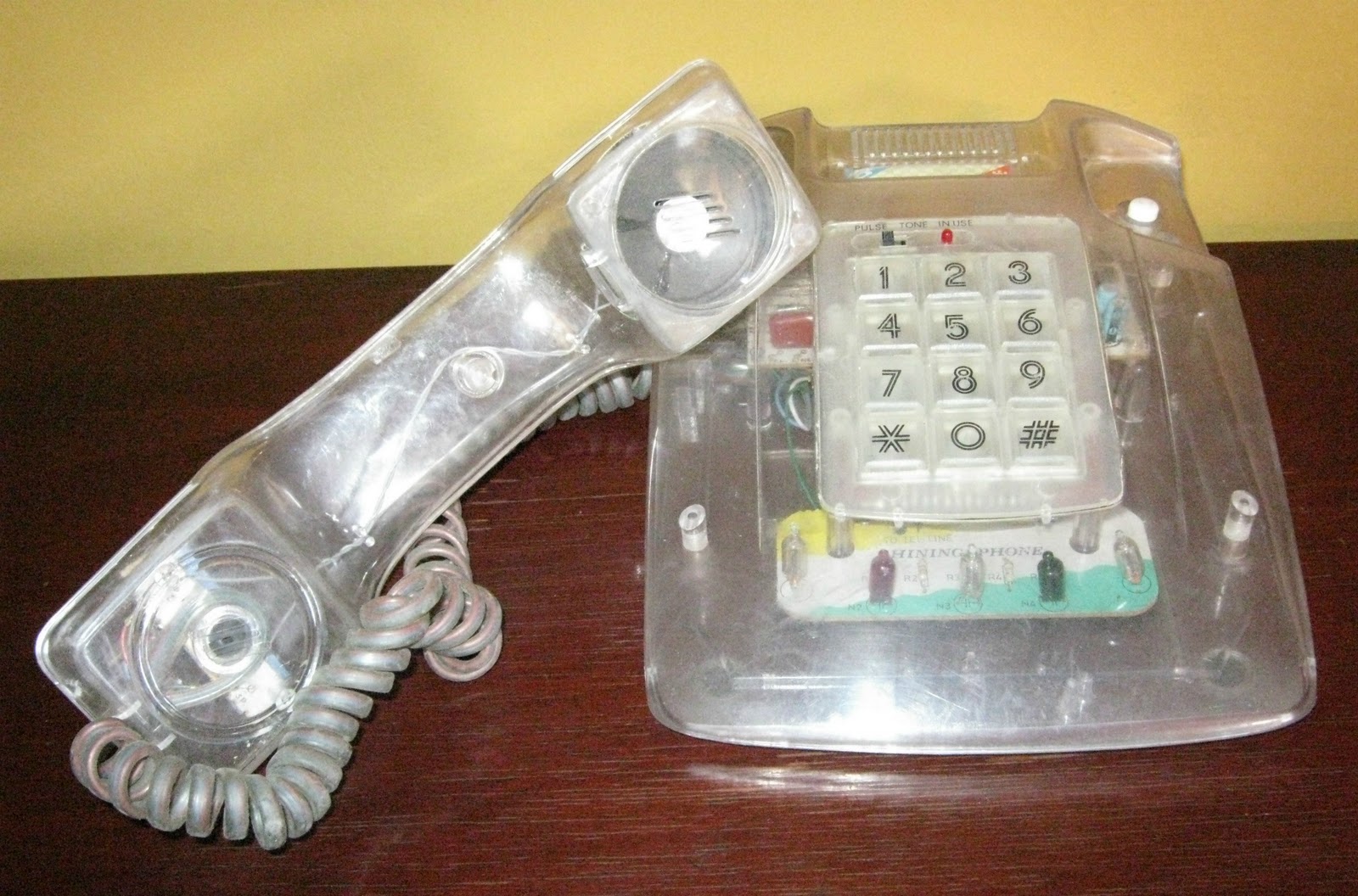 Quintín Antiguedades: Teléfono transparente