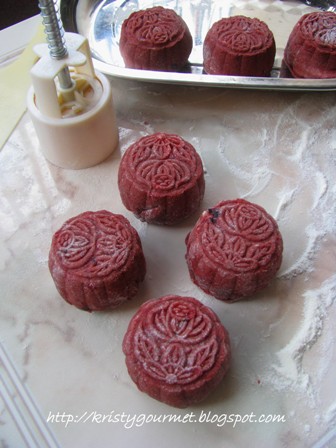 Red Velvet Cream Cheese Snowskin Mooncake 红色天鹅绒奶油乳酪冰皮月饼