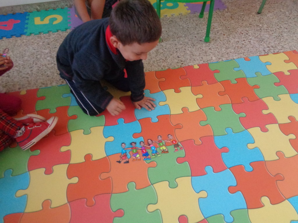 La magia de mirar: APRENDEMOS A HACER LA FILA POR ORDEN DE LISTA.