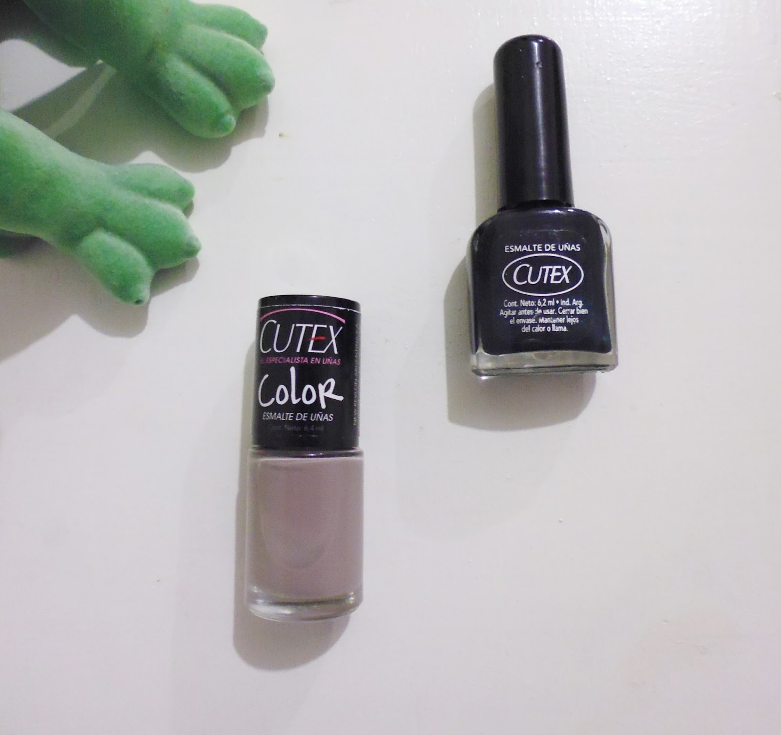 La Vida Según Carli: Uñas de la semana #17 -Mani con Verde Noche de Cutex