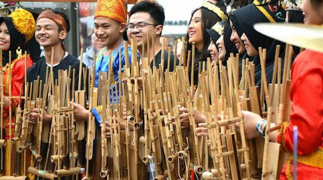 Alat Musik Angklung : Asal Usul, Jenis Dan Cara Memainkan - Tarjopedia