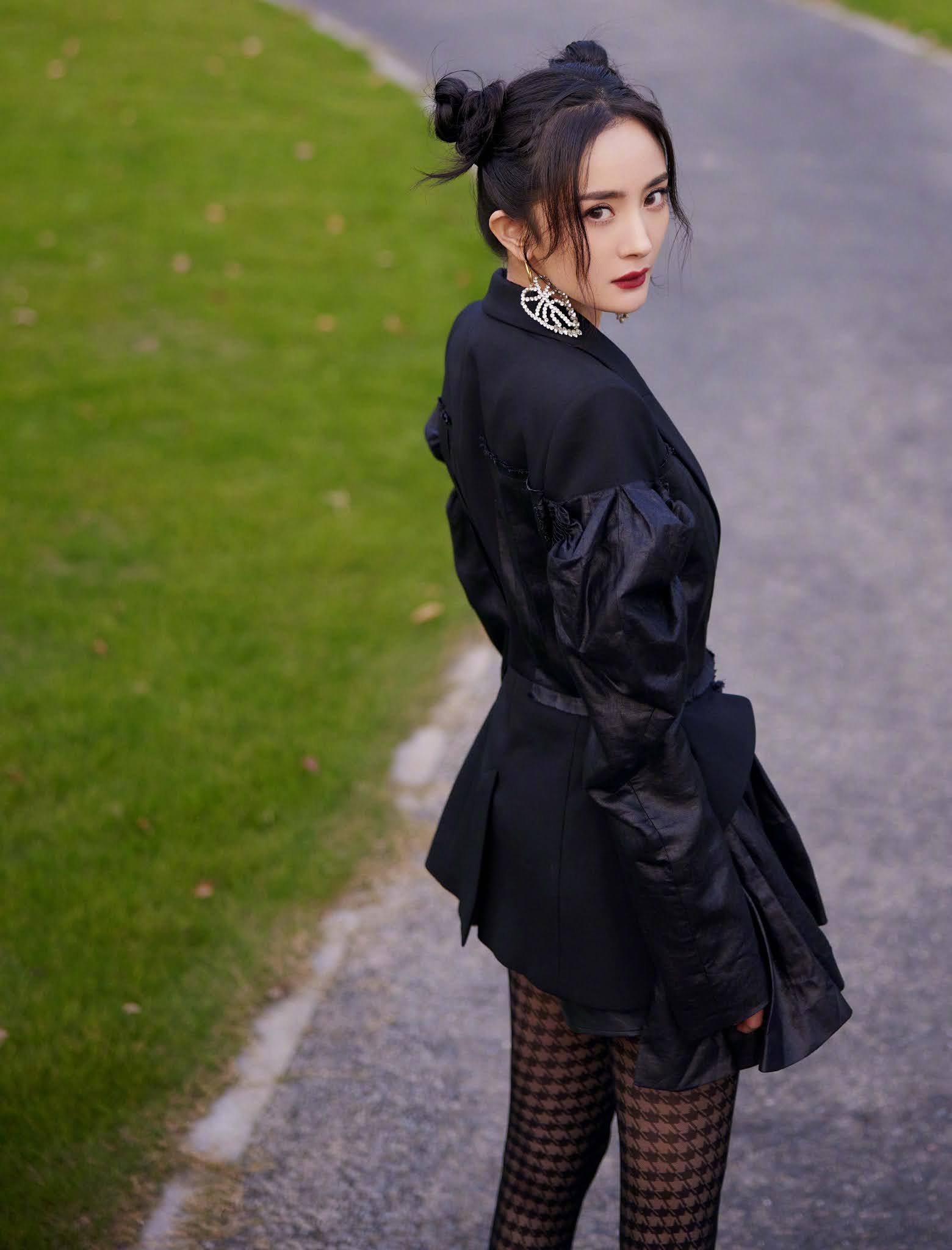 China Entertainment News: Yang Mi poses for photo shoot