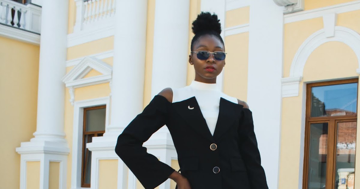 Stylish ways to wear a black cold shoulder blazer and white pleated ...