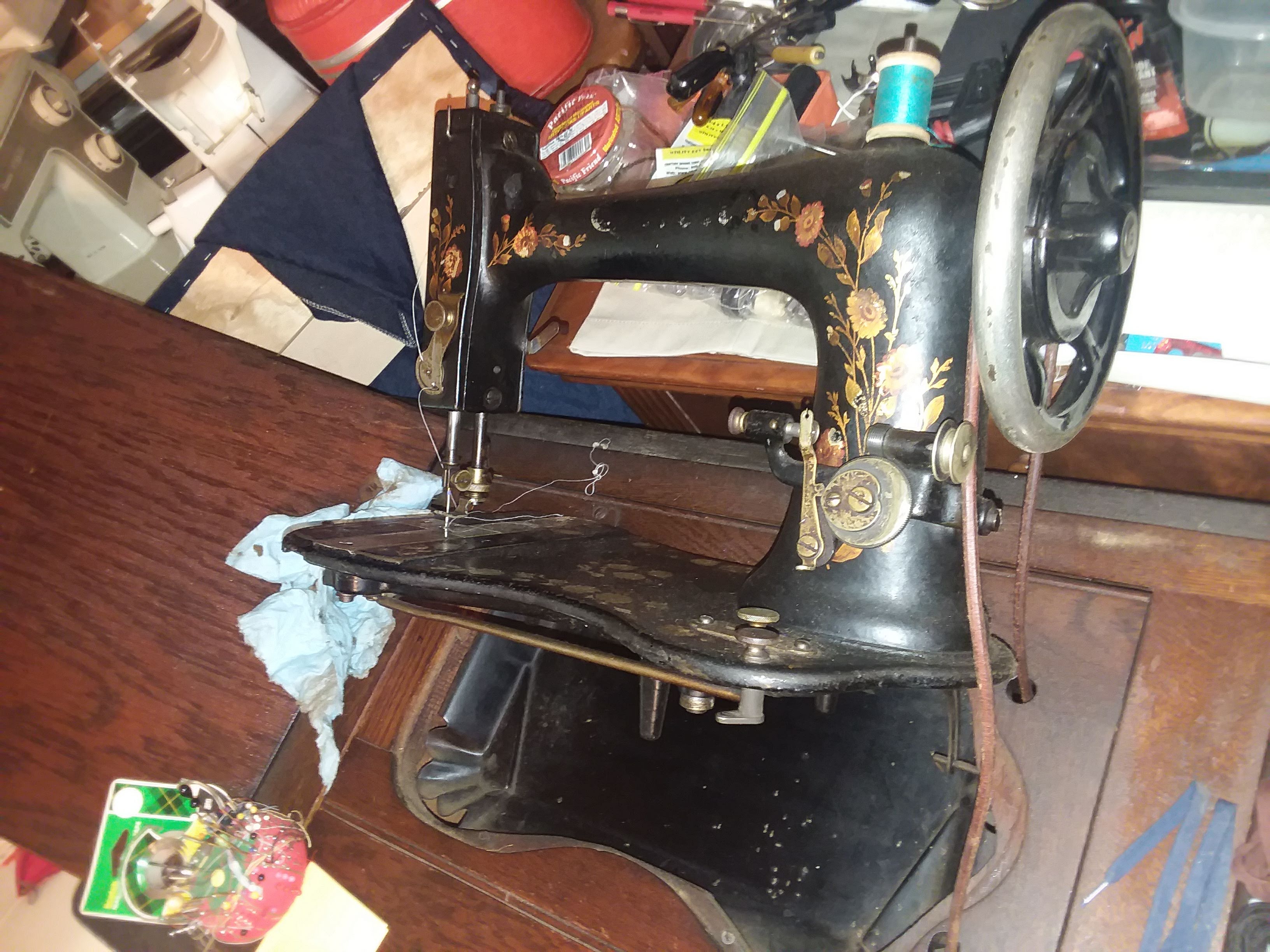 Queen Fiddle Base Vibrating Shuttle Treadle Sewing Machine by White