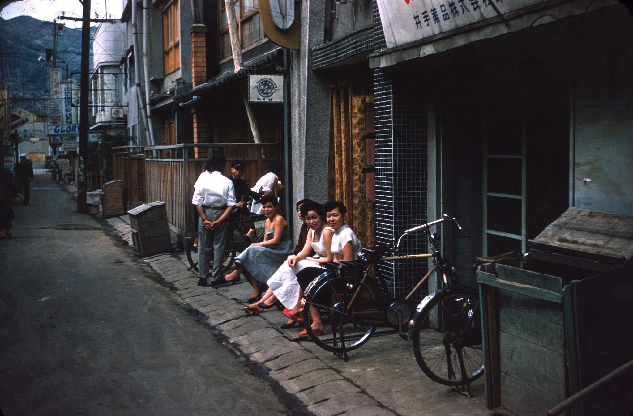 50 Amazing Color Photographs That Capture Everyday Life in Japan From ...
