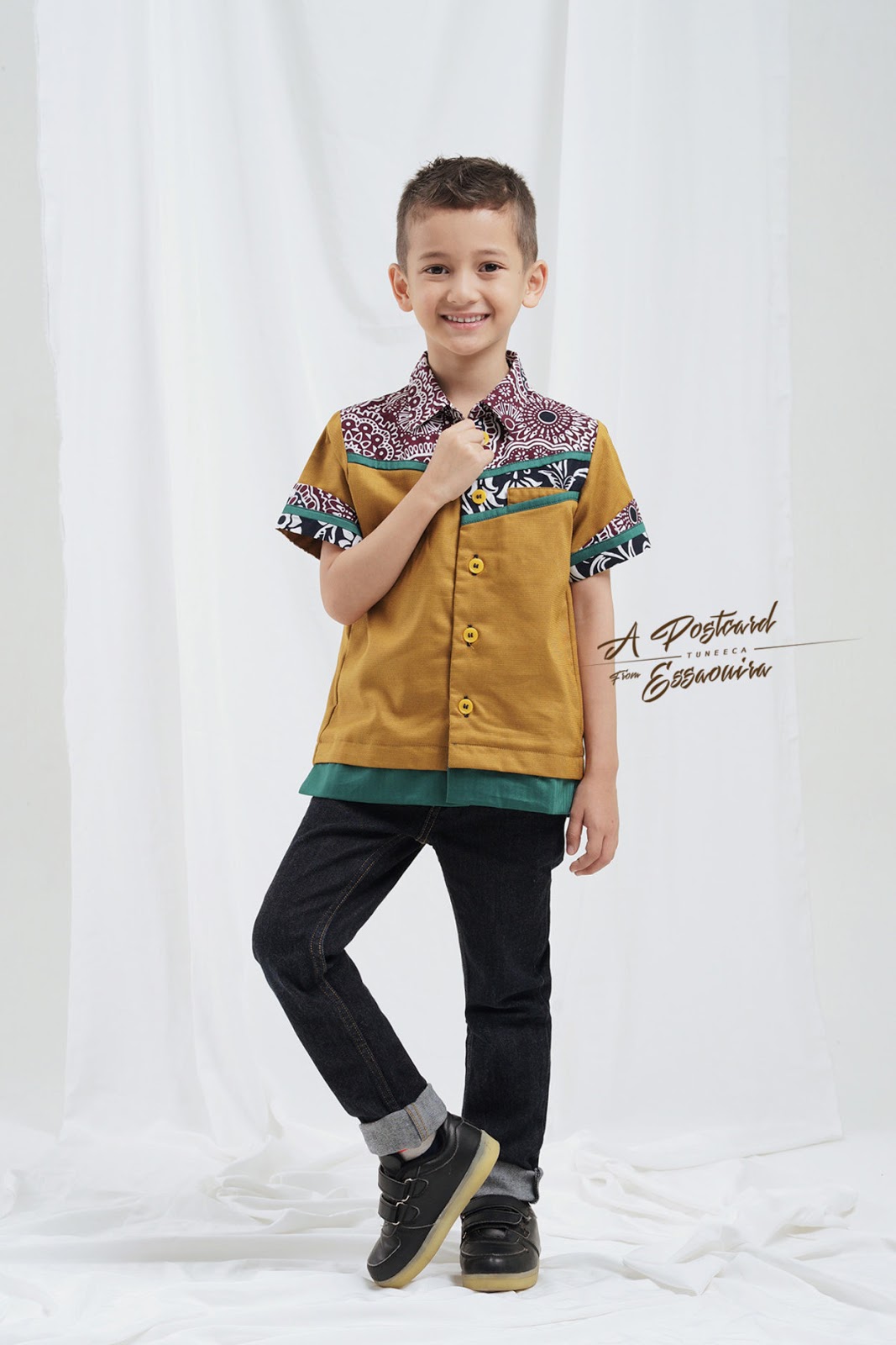 KOLEKSI SARIMBIT PESTA BATIK TUNEECA A POSTCARD