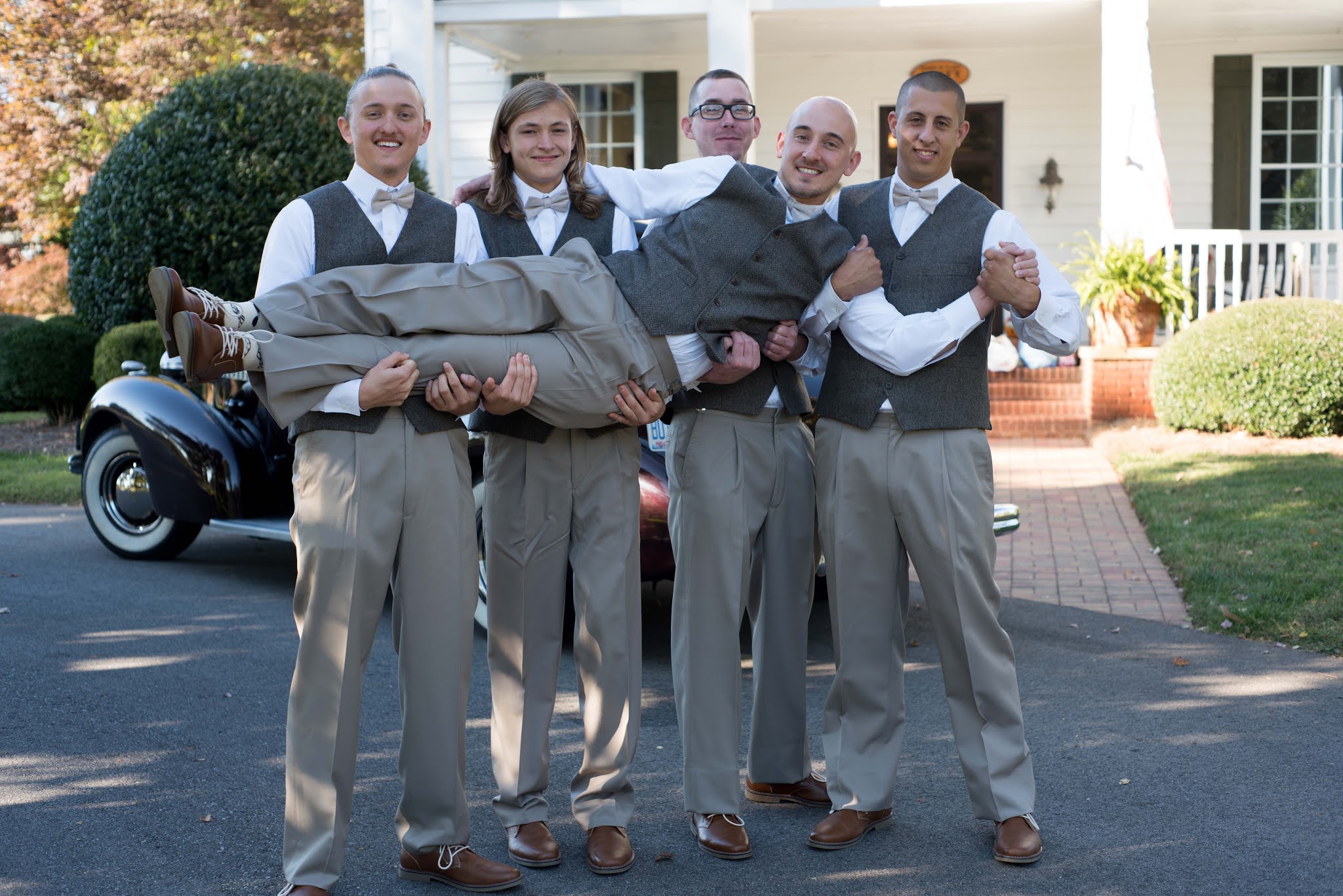 Our Favorite Groom and Groomsmen Photo Ideas