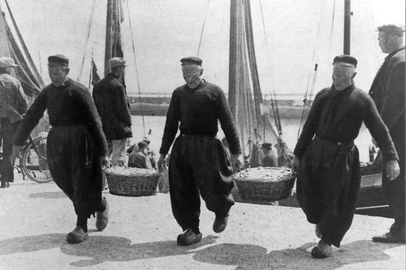 30 Vintage Photographs of Dutch Men in Traditional Volendam Worker ...