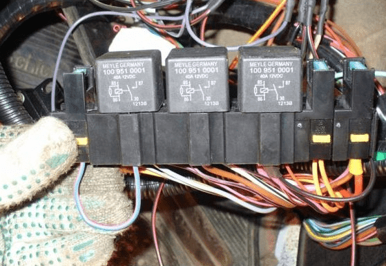 How relay works in car?