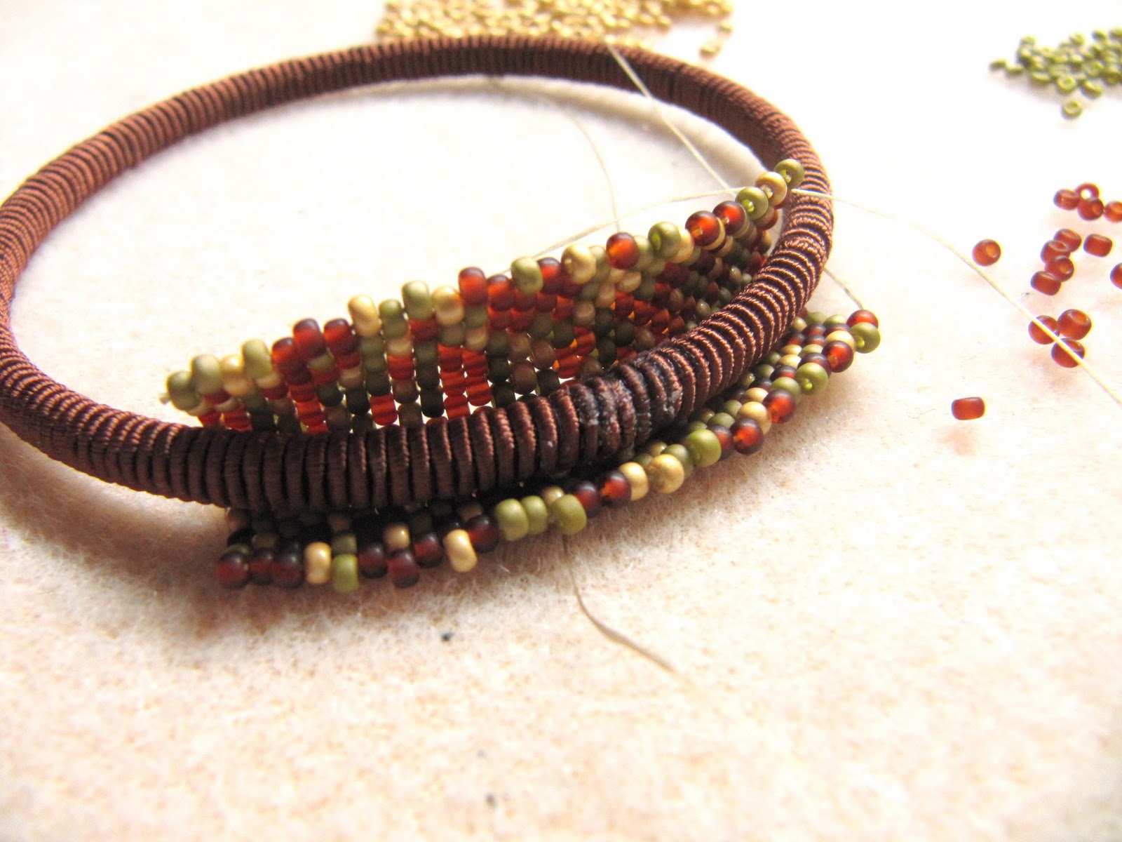 La Bella Joya: The Woven and Wrapped Bracelet - Free Tutorial!