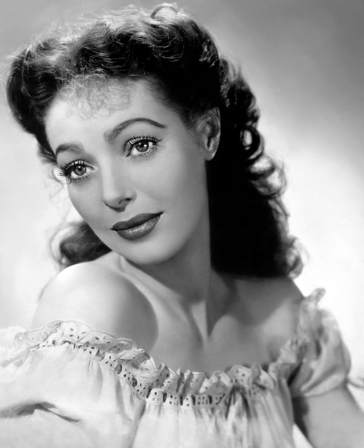 30 Stunning Black and White Photos of Loretta Young From Between the 1930s and 1950s | Vintage ...