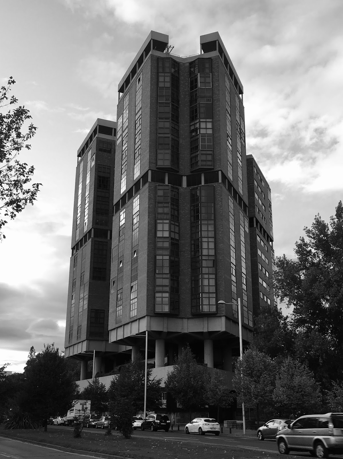 El Puente Lejano: La foto del viernes - Pamplona - Edificio Singular