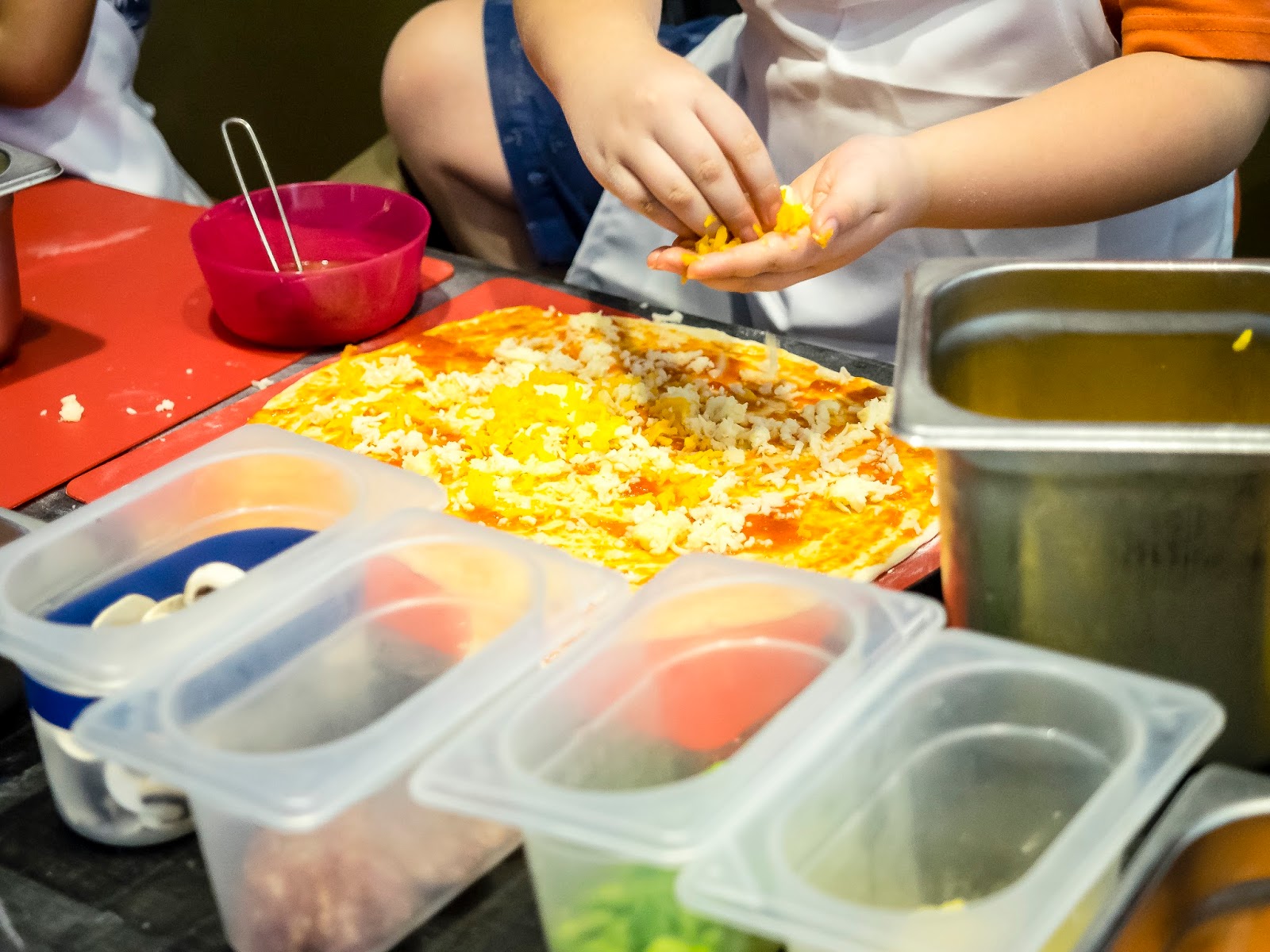 How to make a Pizza @ Atmosphere Bistro and Pizza making Workshop ...