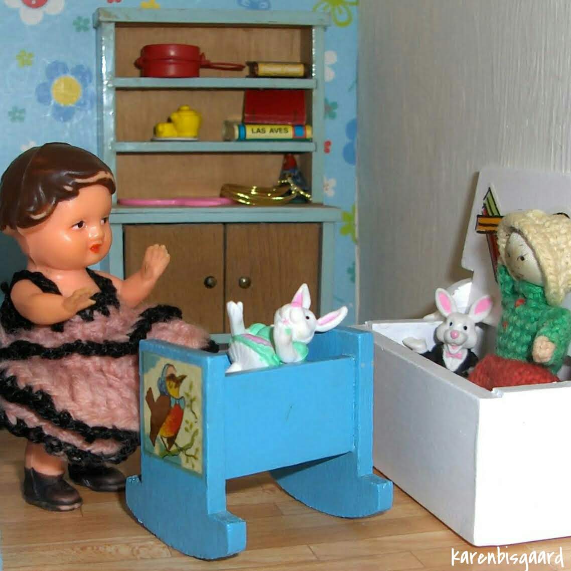 Karen`s Vintage Dolls Photography.: ARI dolls display of daily life in ...