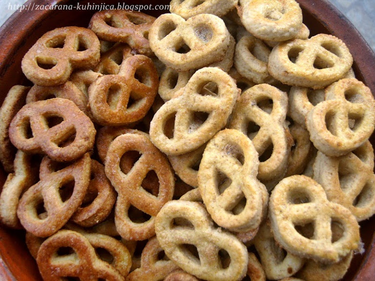 Začarana kuhinjica: Perece sa sirom i kikirikijem