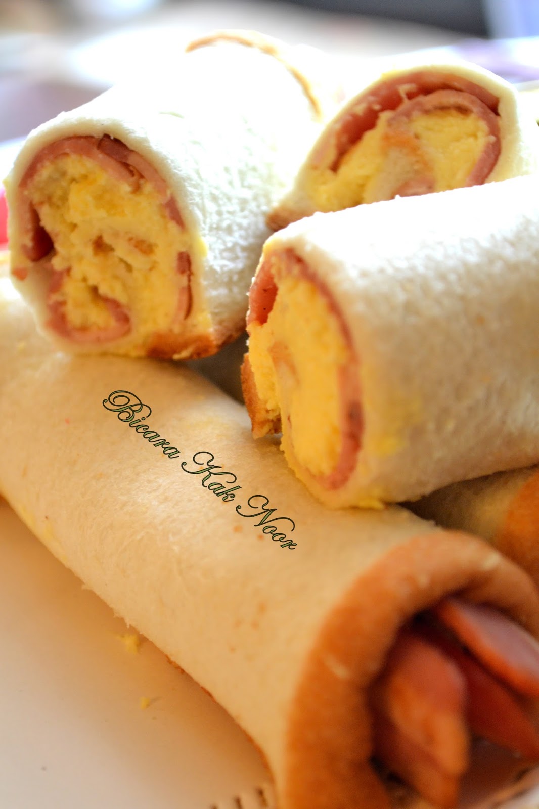 Roti Gulung Telor Mayo & Beef Rashers - Dapur Kak Noor