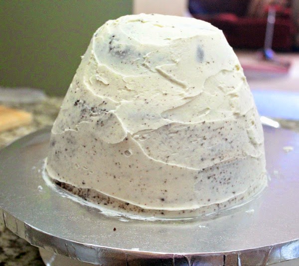 Manju's Eating Delights: Dinosaur Cake - a simple tutorial