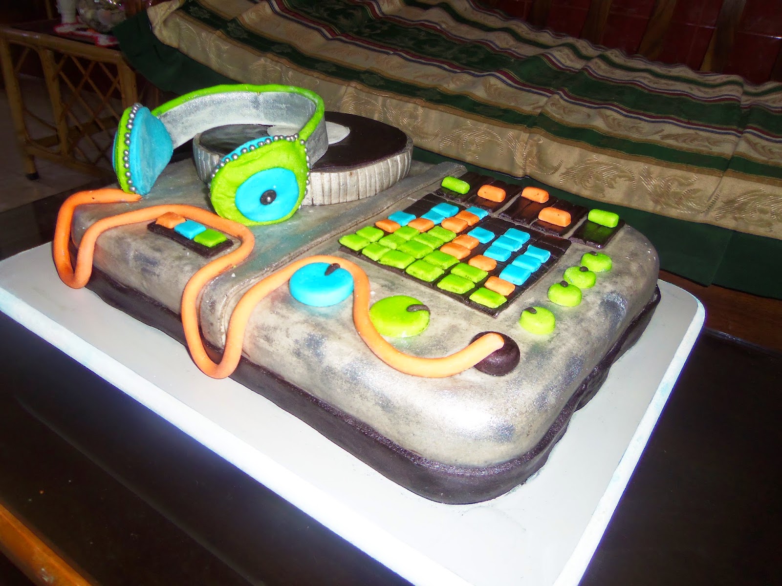 TORTA DE CUMPLEAÑOS DE DJ.