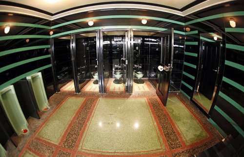 TheIdiosyncratist: The Most Famous Bathroom in the Country