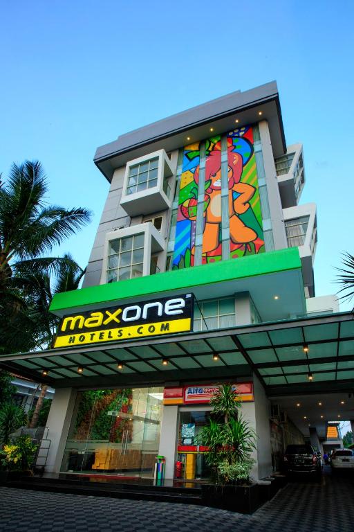 Berenang di Rooftop Maxone Hotel Malang | Caravan Jingga