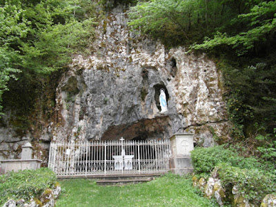 LO QUE DEBES SABER SOBRE LA FAMOSA AGUA DE LOURDES - LO HUMANO Y DIVINO