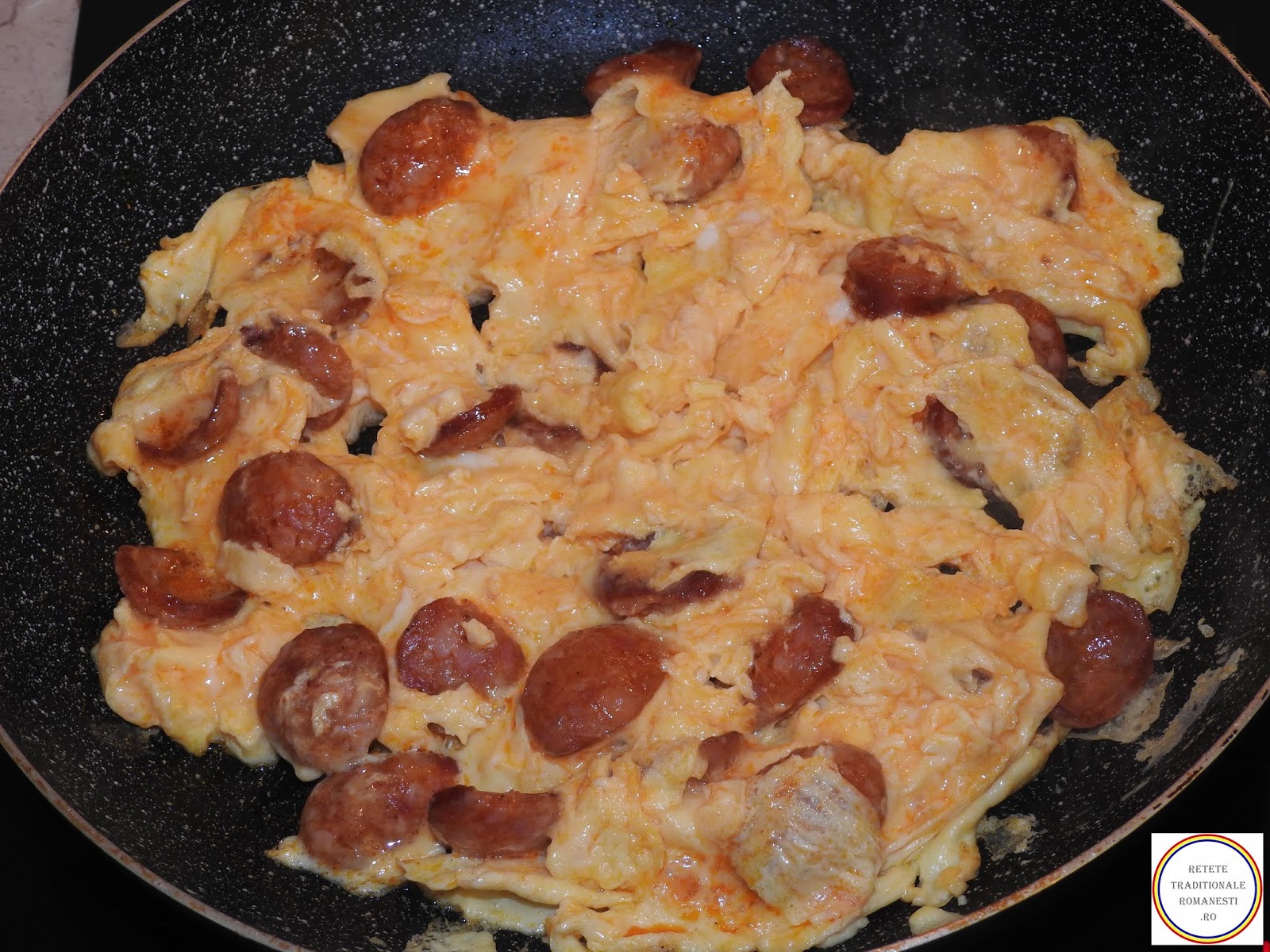 Omleta cu carnati reteta | Retetetraditionaleromanesti.ro