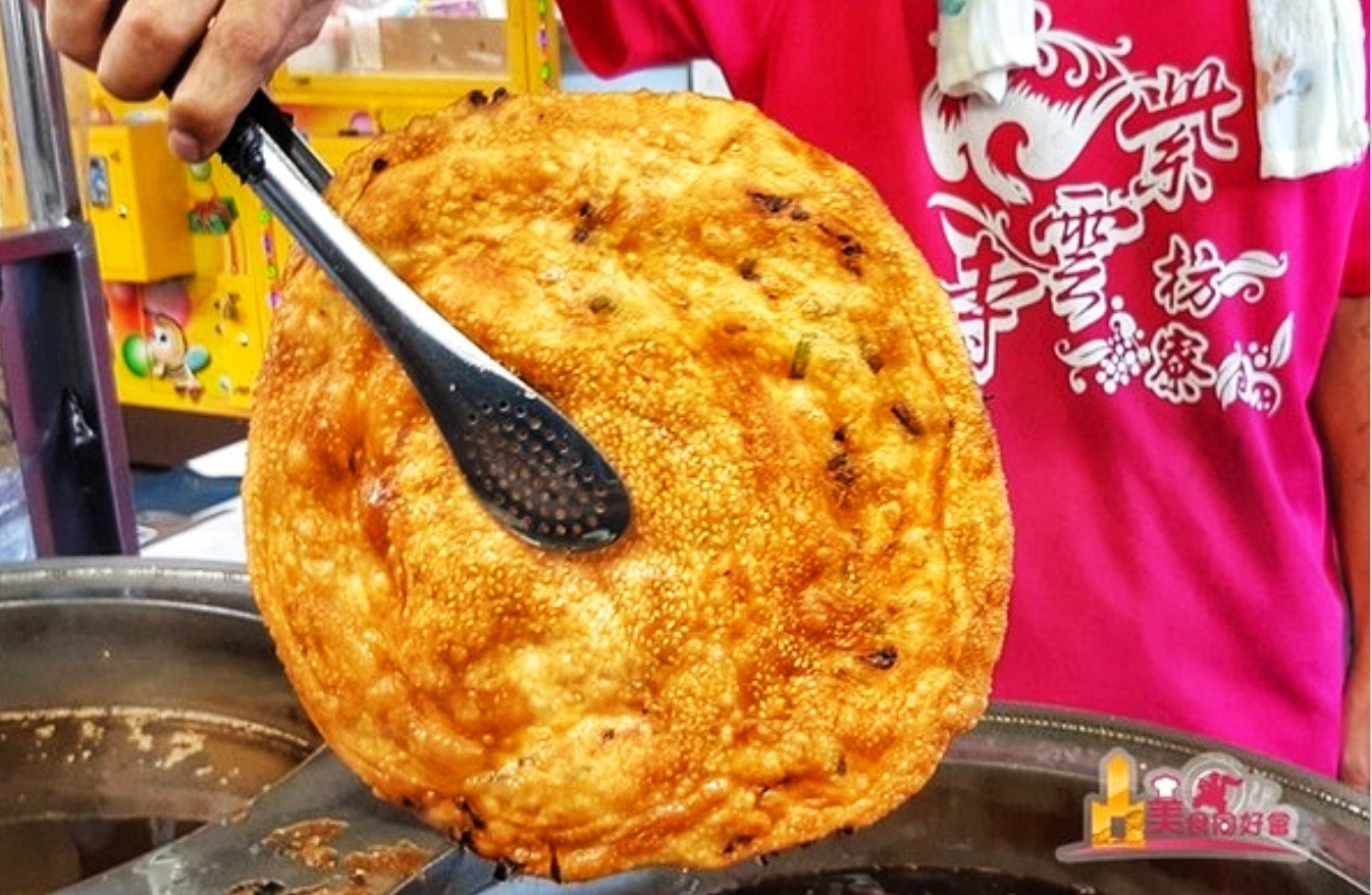 Savour a good afternoon snack like Fried Scallion Cake in Taiwan ...