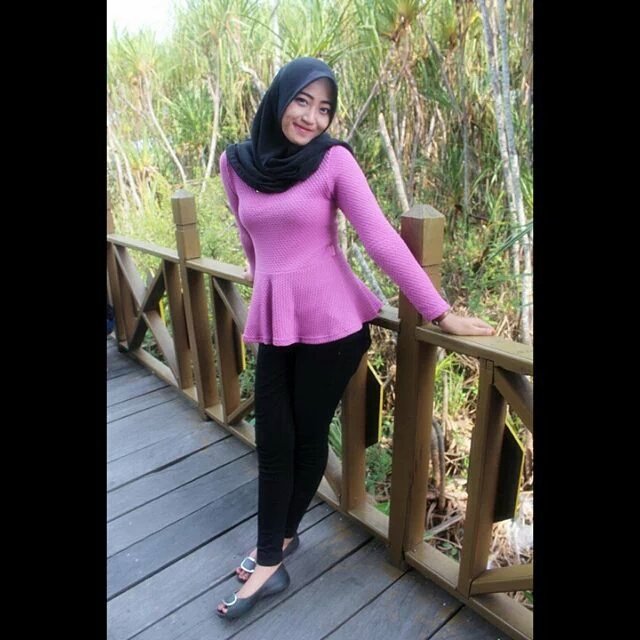 Hijab Seksi: Cewek jilbab dengan toket bulet nonjol