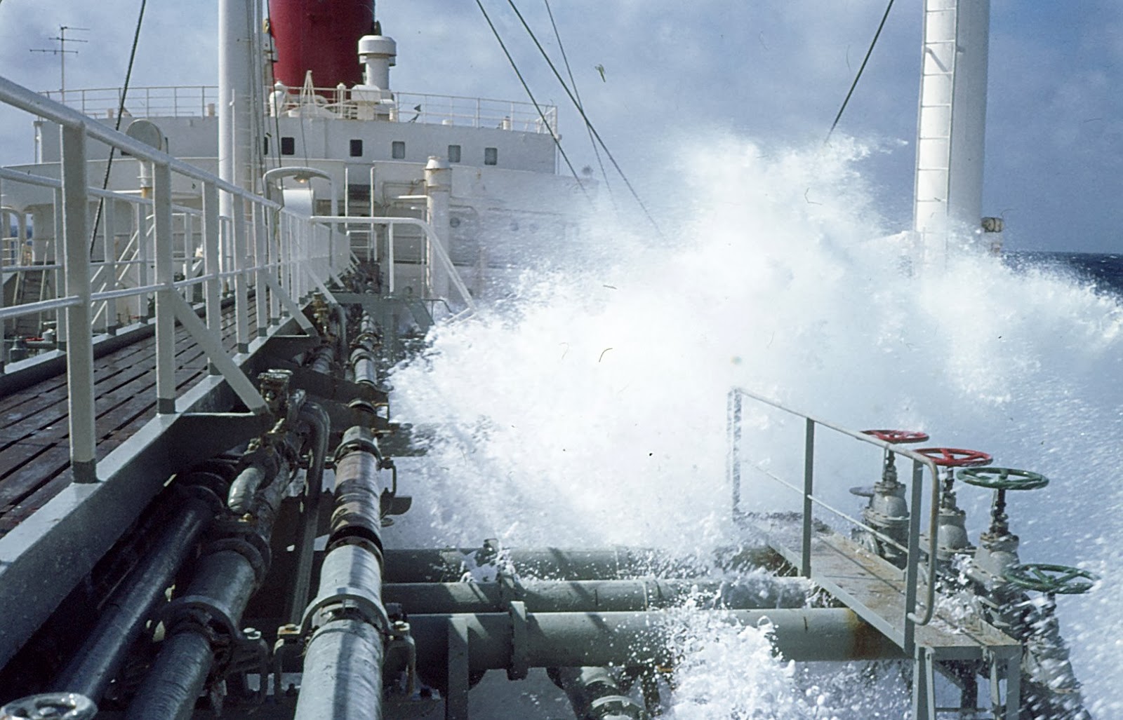 'ZIEN EN WETEN': KENIA S.S. SHELL TANKERS B.V. (DEEL 1-D)