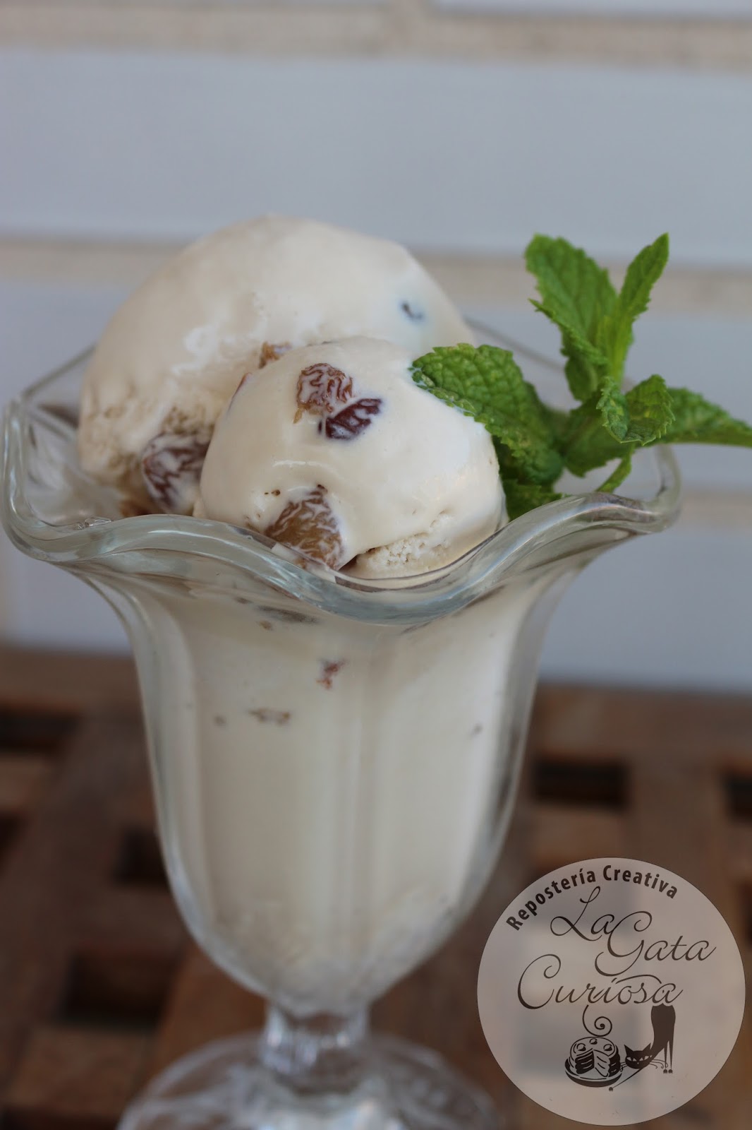 La Gata Curiosa: HELADO DE RON CON PASAS
