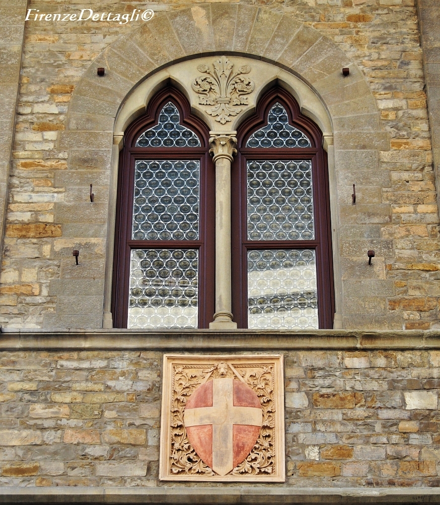 Firenze_Nei_Dettagli: L'elegante bifora dell'Arte