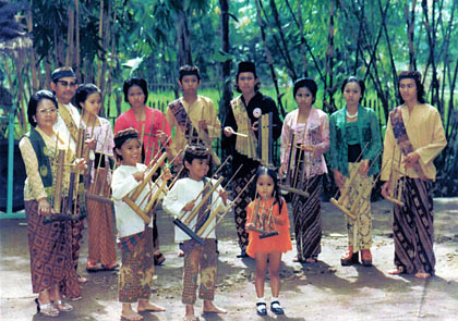 Tourist Destination in Bandung - Saung Angklung Udjo | Tours de Indonesia