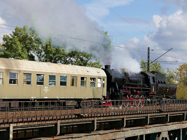 Kolej na Wawer. Ty42-107 z zabytkowymi wagonami na kolejowym moście przy Cytadeli | Torowy