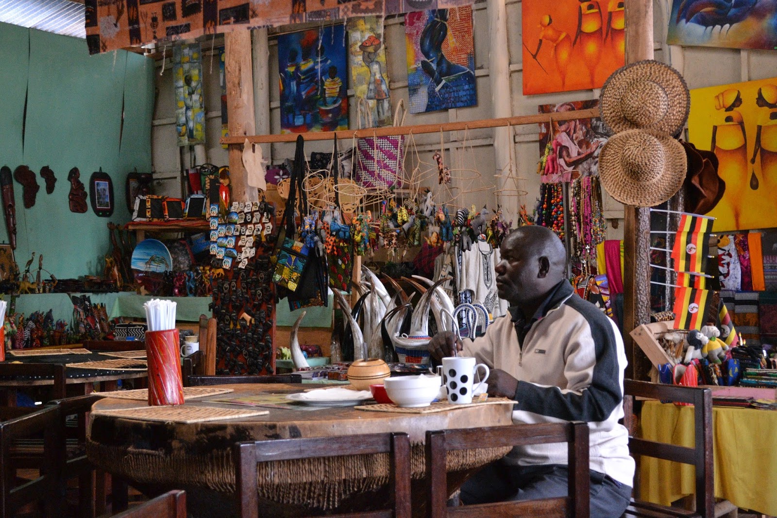 Tourism Uganda: A MUST STOP AT THE UGANDA EQUATOR LINE, KAYABWE.