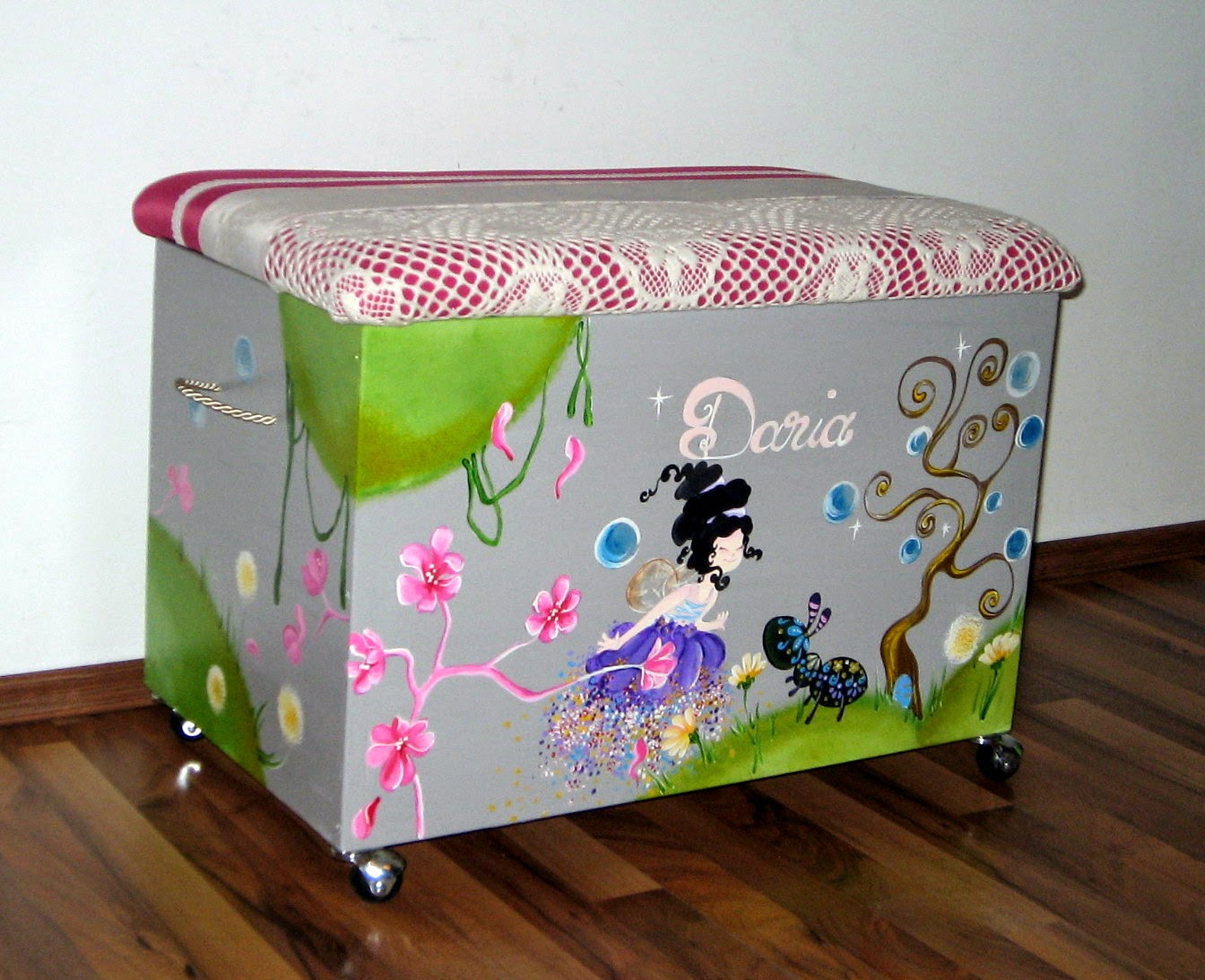 Cu capul in nori: Cufere din lemn pentru jucarii si amintiri