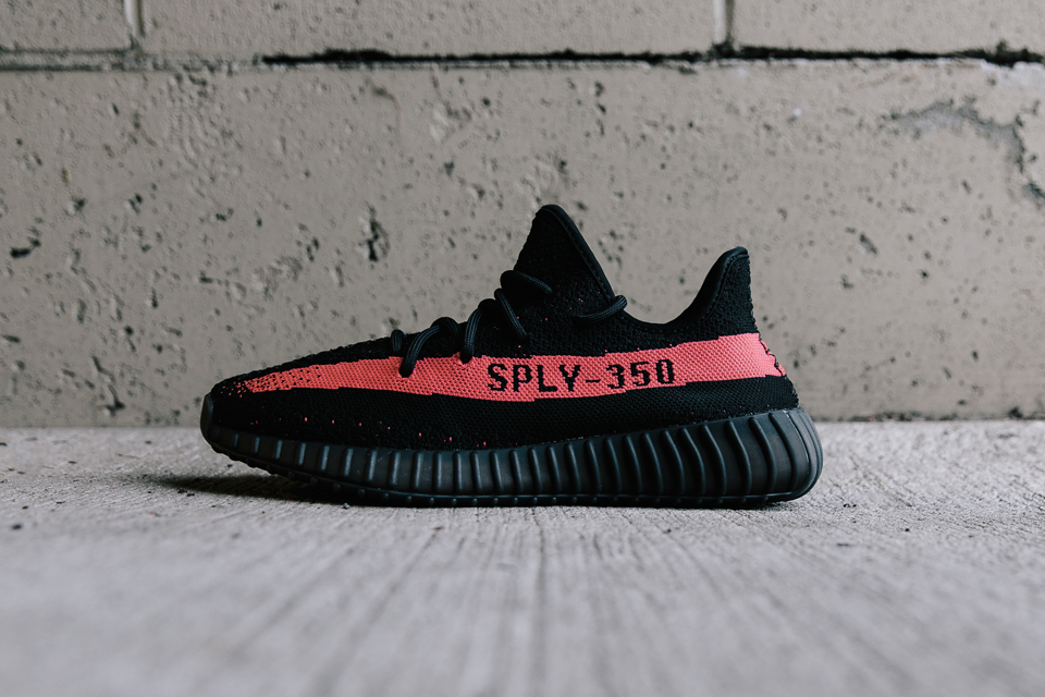 What To Wear: Yeezy 350 V2, Solar Red, Cooper y Green