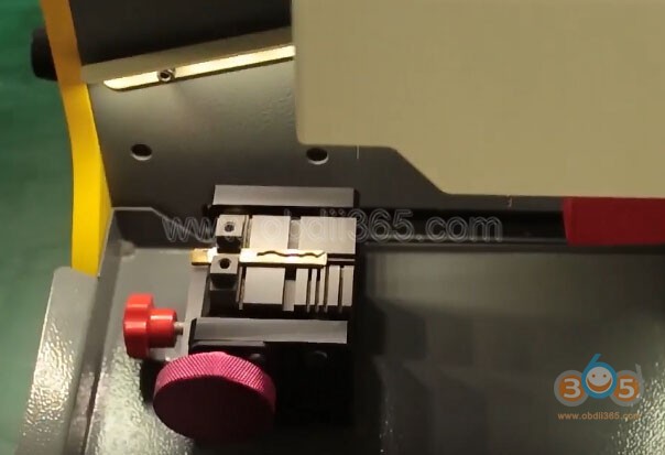 How to cut Chevrolet HU100 Key with SEC-E9 key cutter? - Auto ...