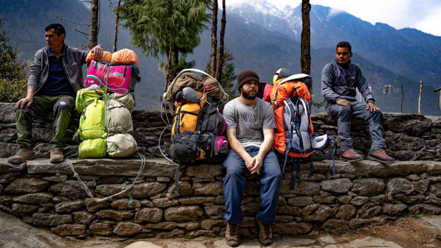 The American man who became a porter on Everest - Friendship Home Stay