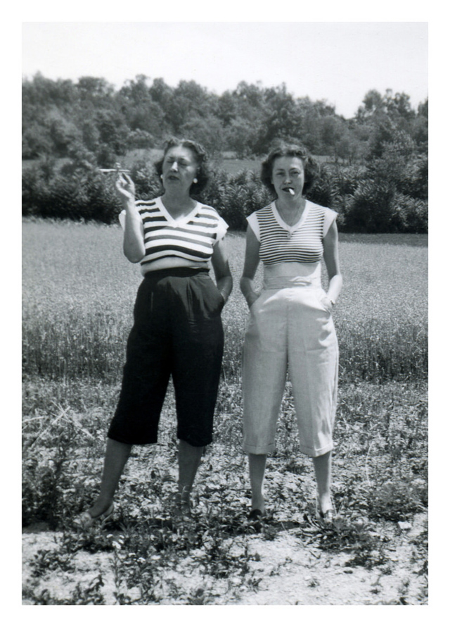 How to Hold a Cigarette in Style – 47 Vintage Snapshots Show Smoking ...