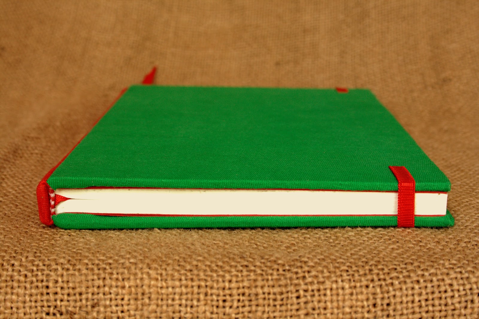 Proyecto Jacarandá: Cuaderno liso verde y rojo