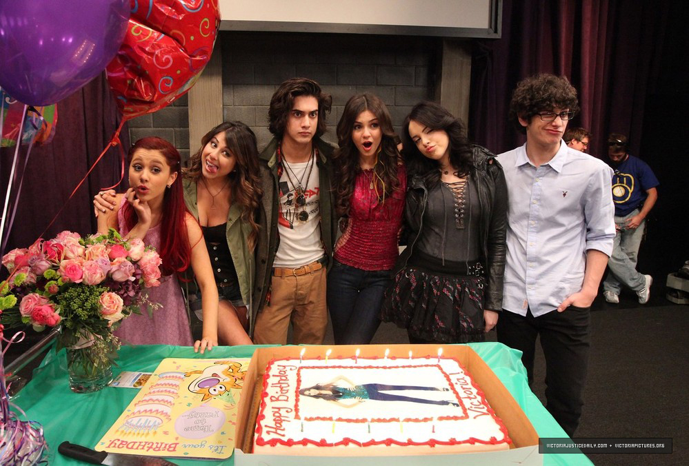 Dan & El Cast de Victorious celebran el Cumpleaños de Victoria Justice ...